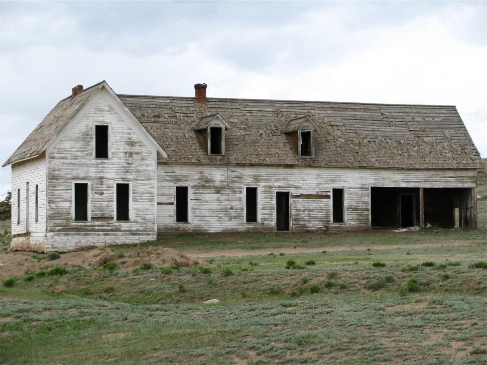 Free Stock Photo of Old, abandoned farmhouse in a grassy plain with ...