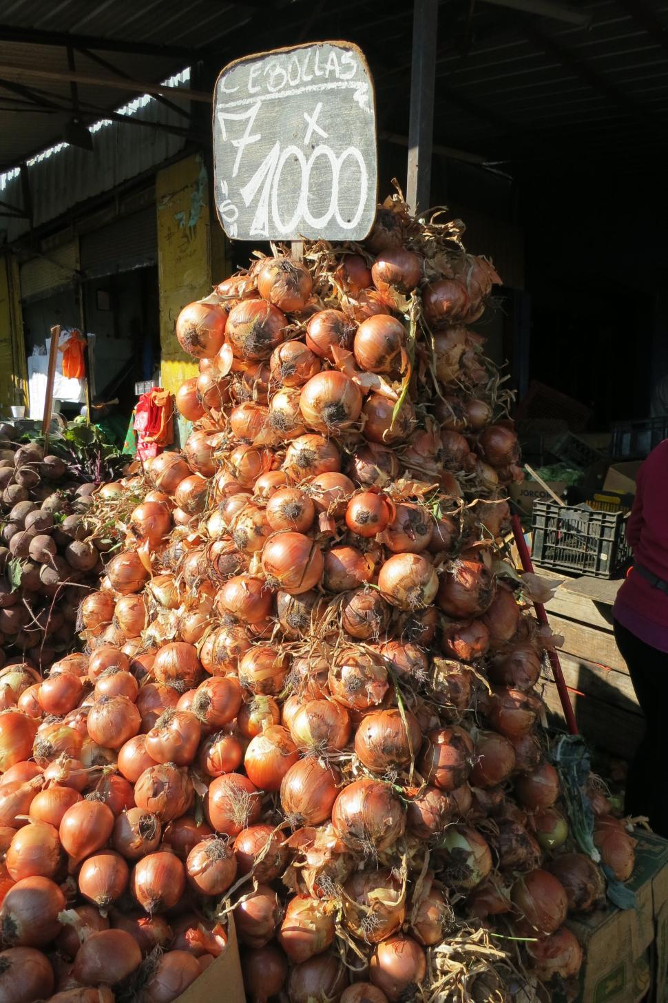 Free Stock Photo of High pile of onions for sale at a bustling market ...